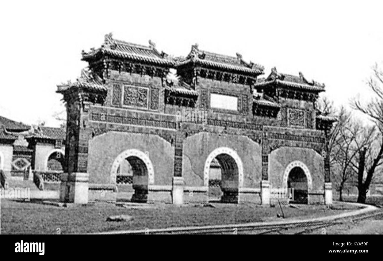 Pailou traditional chinese ceremonial hi-res stock photography and ...