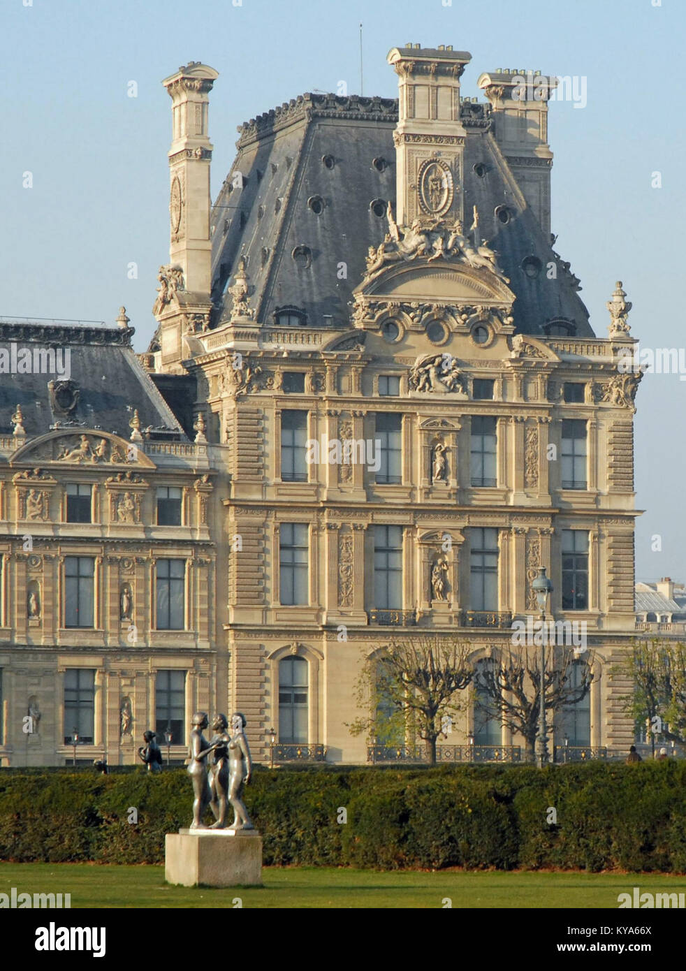 This photograph shows the north facade of the Pavillon de Flore in ...