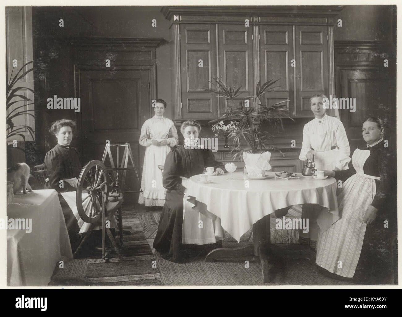 Domestic staff castle hi-res stock photography and images - Alamy