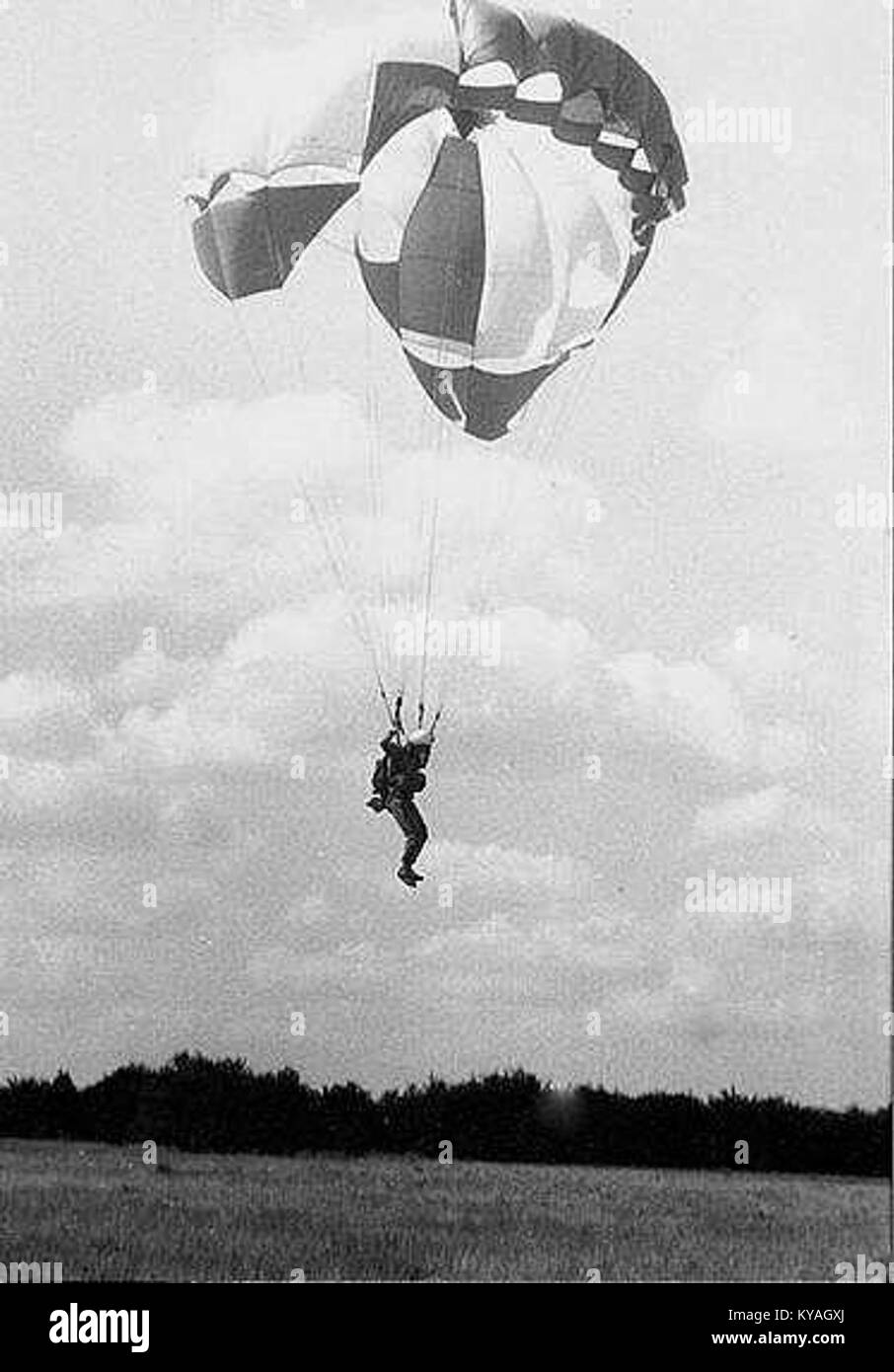 Parachute wwii hi-res stock photography and images - Alamy