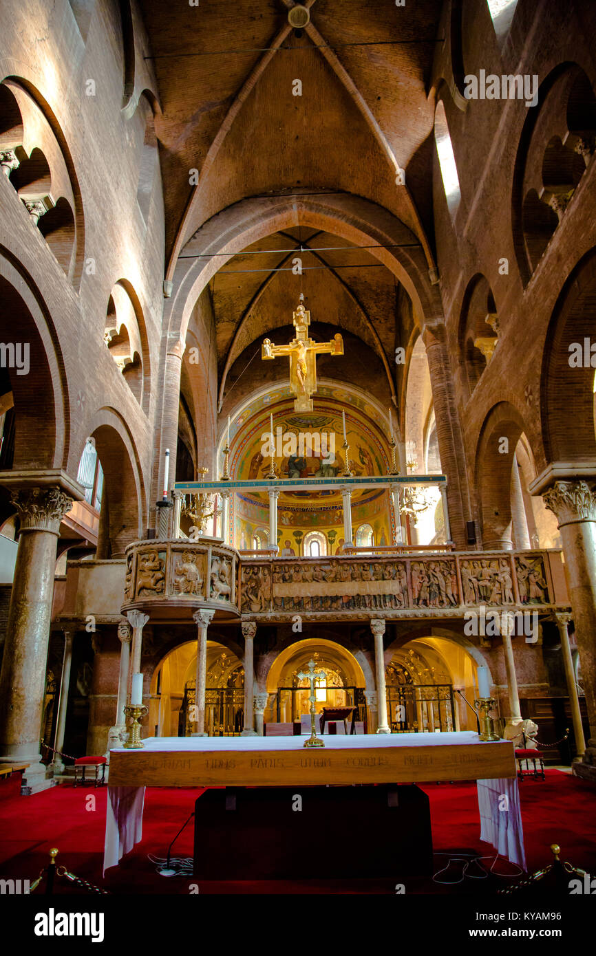 Modena cathedral altar hi-res stock photography and images - Alamy