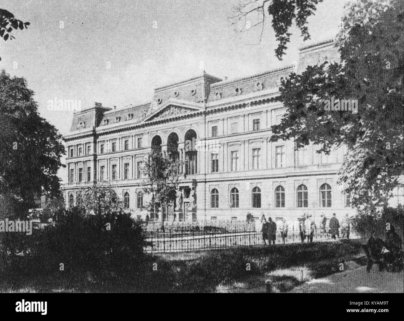 This pre-1939 image shows the Kronenberg Palace from the Malachowski ...