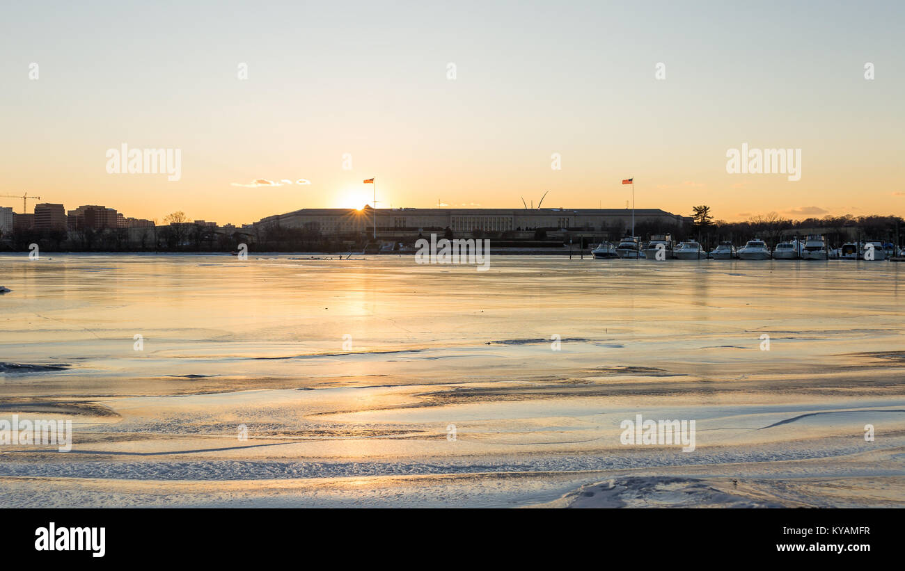 The pentagon building sunset hi-res stock photography and images - Alamy