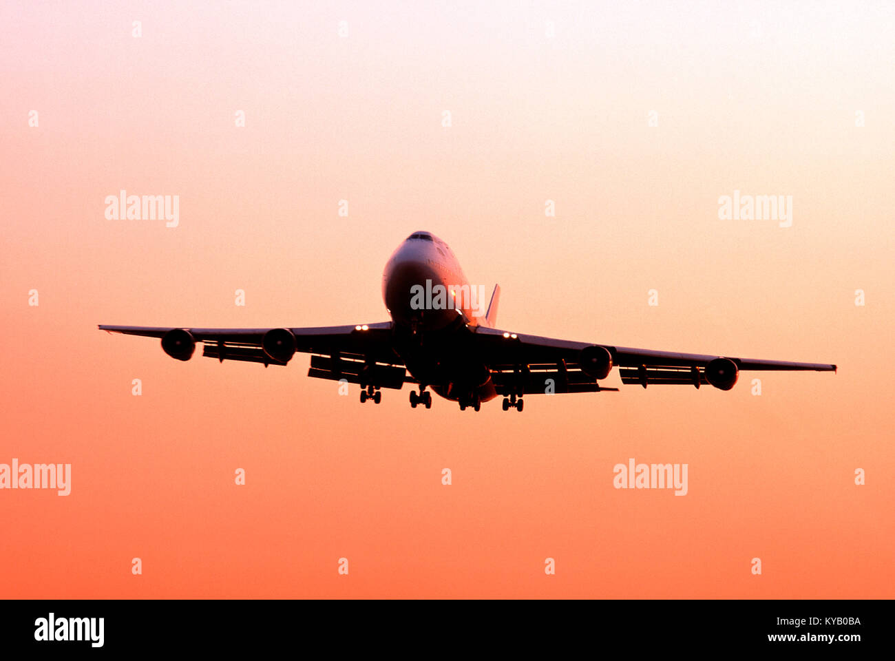Aircraft on final hi-res stock photography and images - Alamy