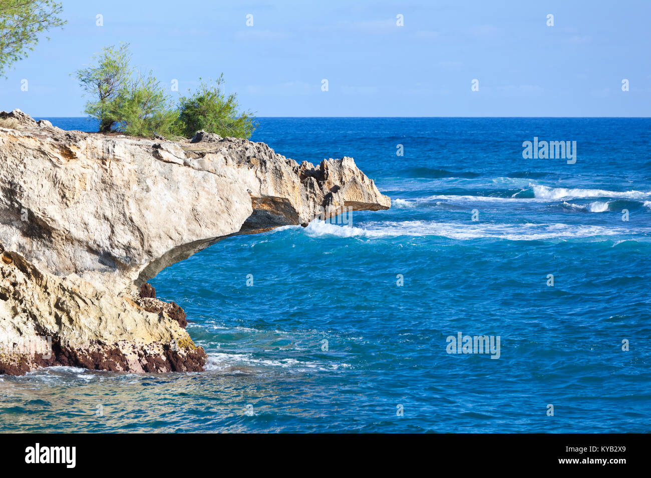 Overhanging limestone cliff hi-res stock photography and images - Alamy