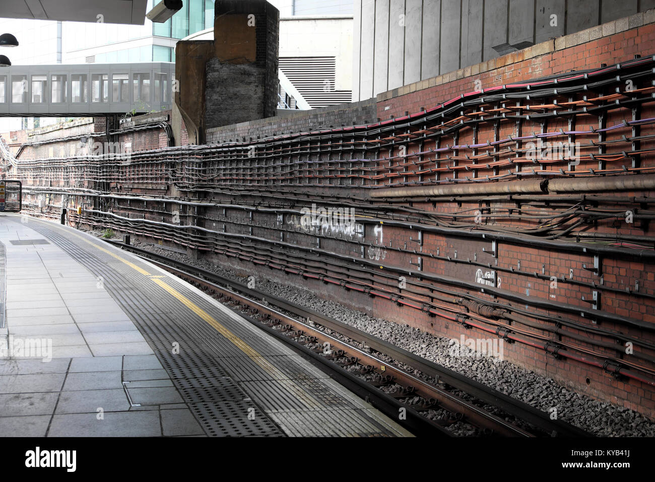 Old london underground platform hi-res stock photography and images - Alamy
