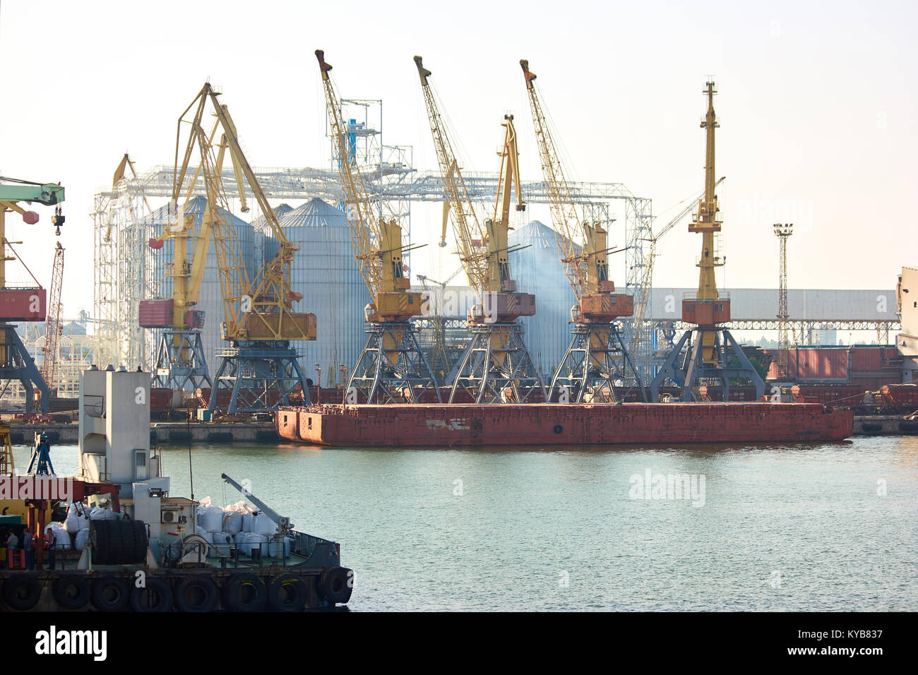 Yellow bulk transport hi-res stock photography and images - Alamy