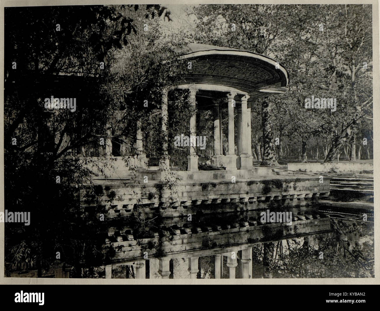 The Marmorkiosk in the Sweet Water Bay of Istanbul is an architectural ...