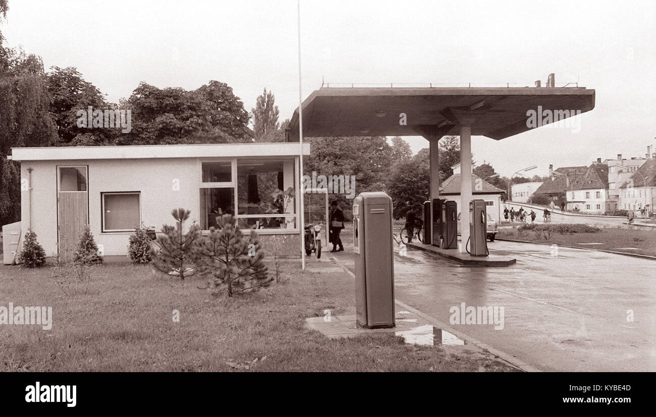 1960 gas station hi-res stock photography and images - Alamy