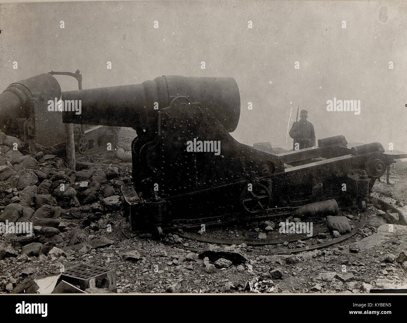 This image depicts the Italian 28 cm mortar used during World War I ...