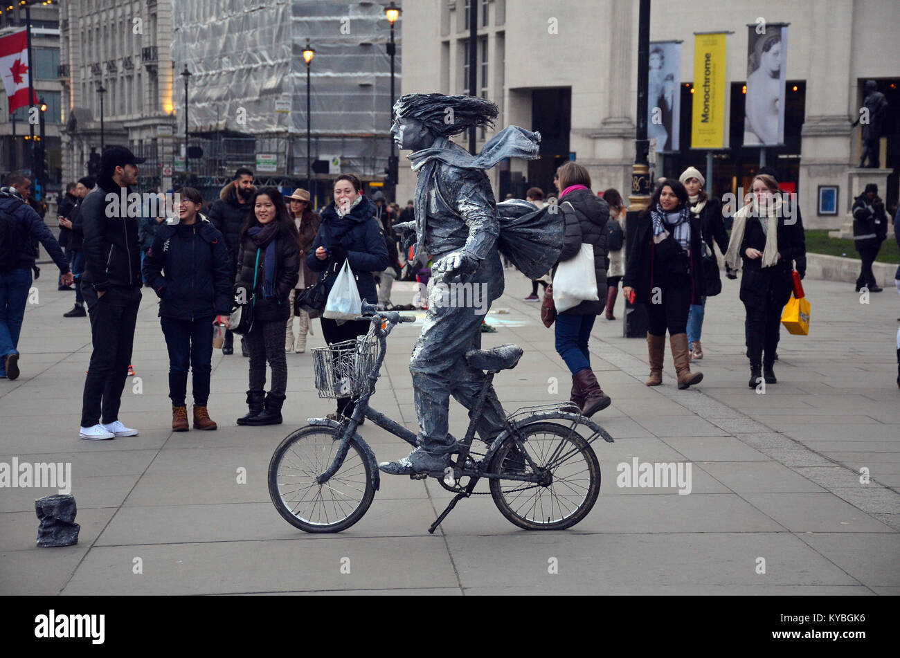 London, UK, 13/01/2018 Trafalgar square bike Stock Photo - Alamy