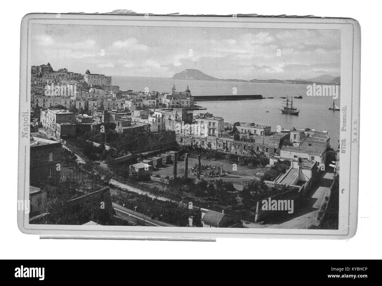 This image of Nápoly (Naples) offers a glimpse into the city ...