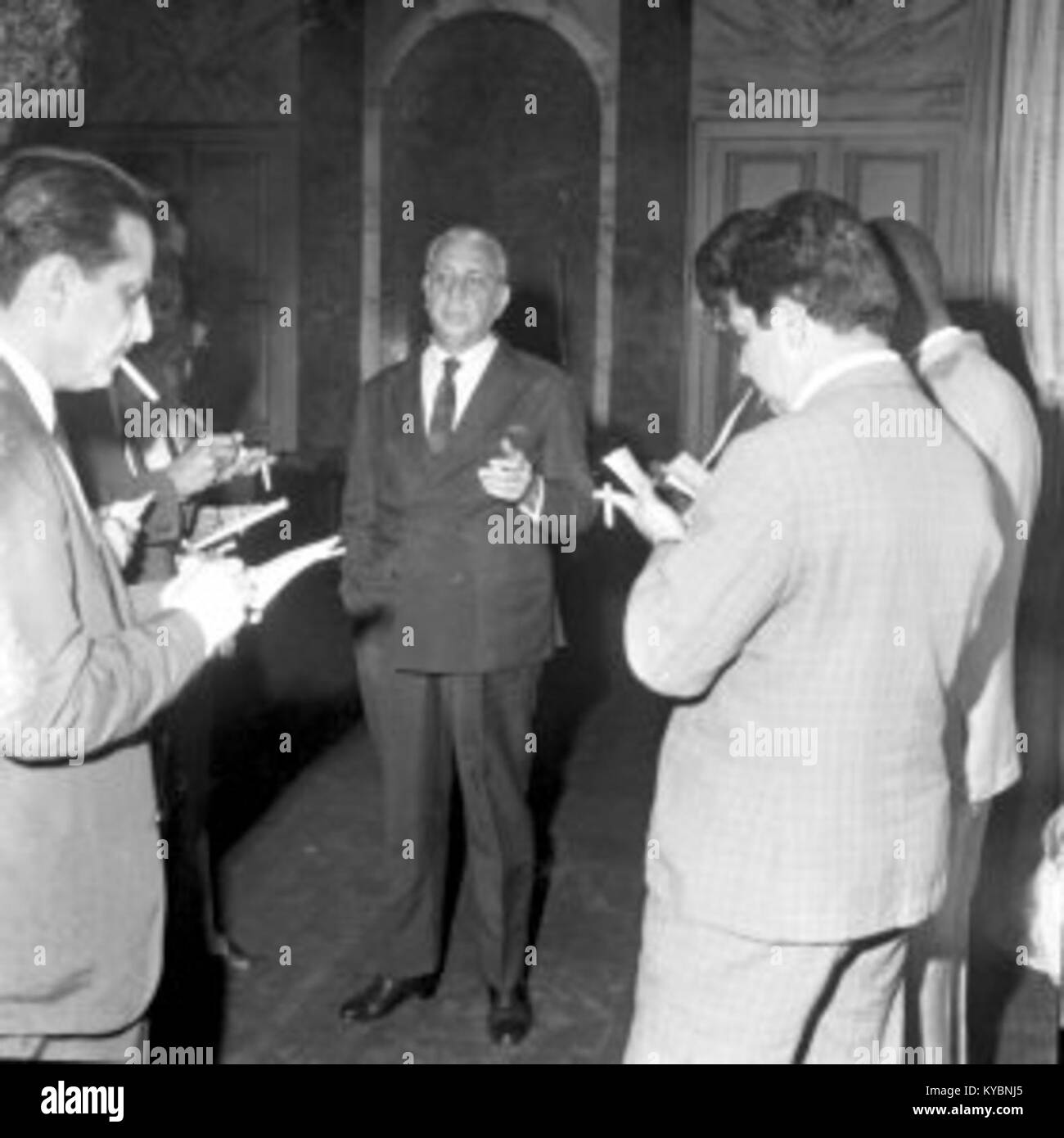 This image depicts a significant moment in the history of journalism ...