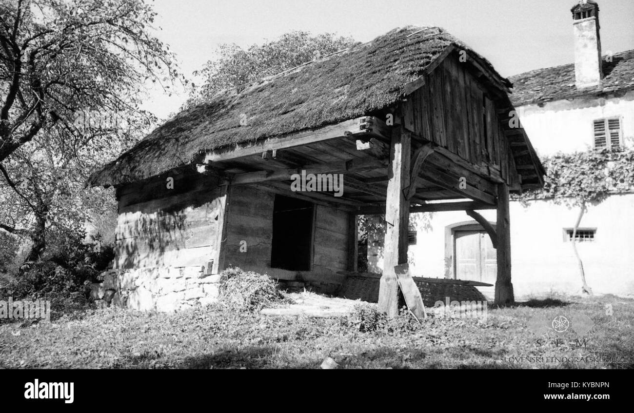 Nemenjčkov his z diro, Drašiči 1965 Stock Photo - Alamy