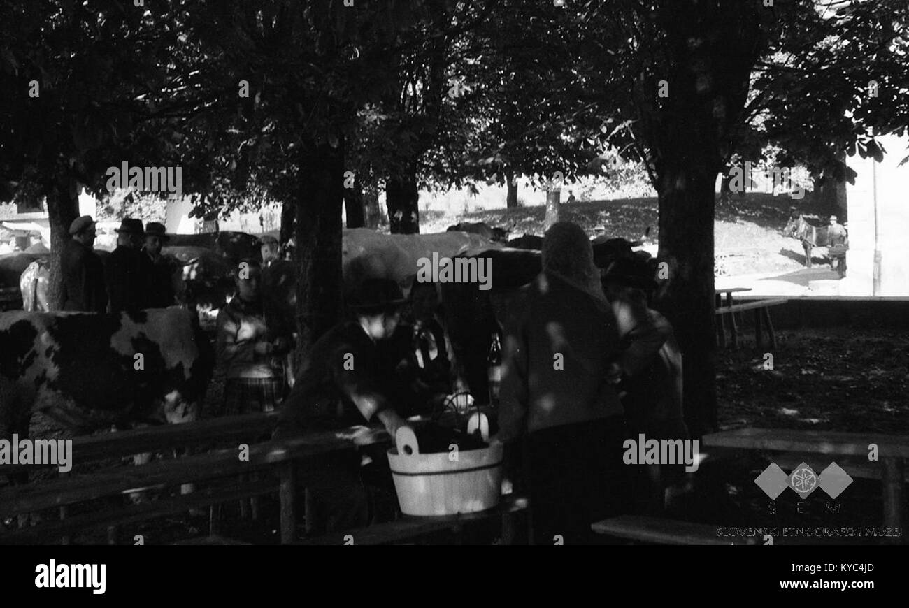 People stand in social Black and White Stock Photos & Images - Alamy