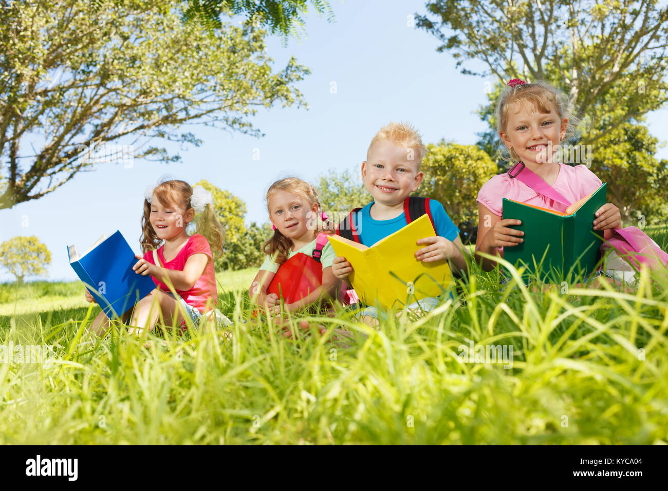 Preschoolers with books outside Stock Photo - Alamy