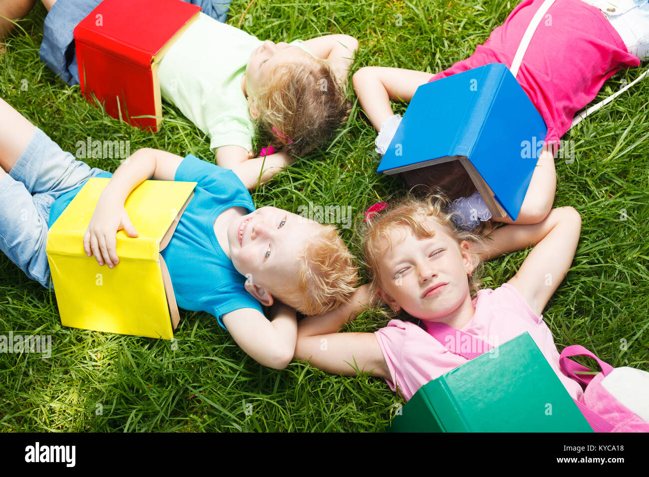 Kids reading books outside hi-res stock photography and images - Alamy