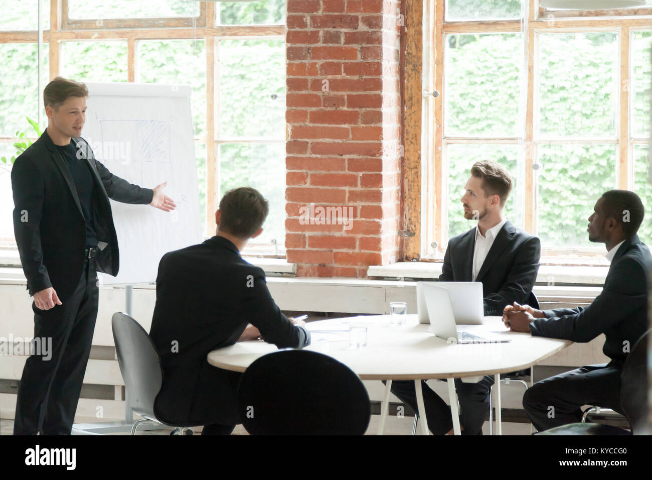 Meeting room with flipchart hi-res stock photography and images - Alamy