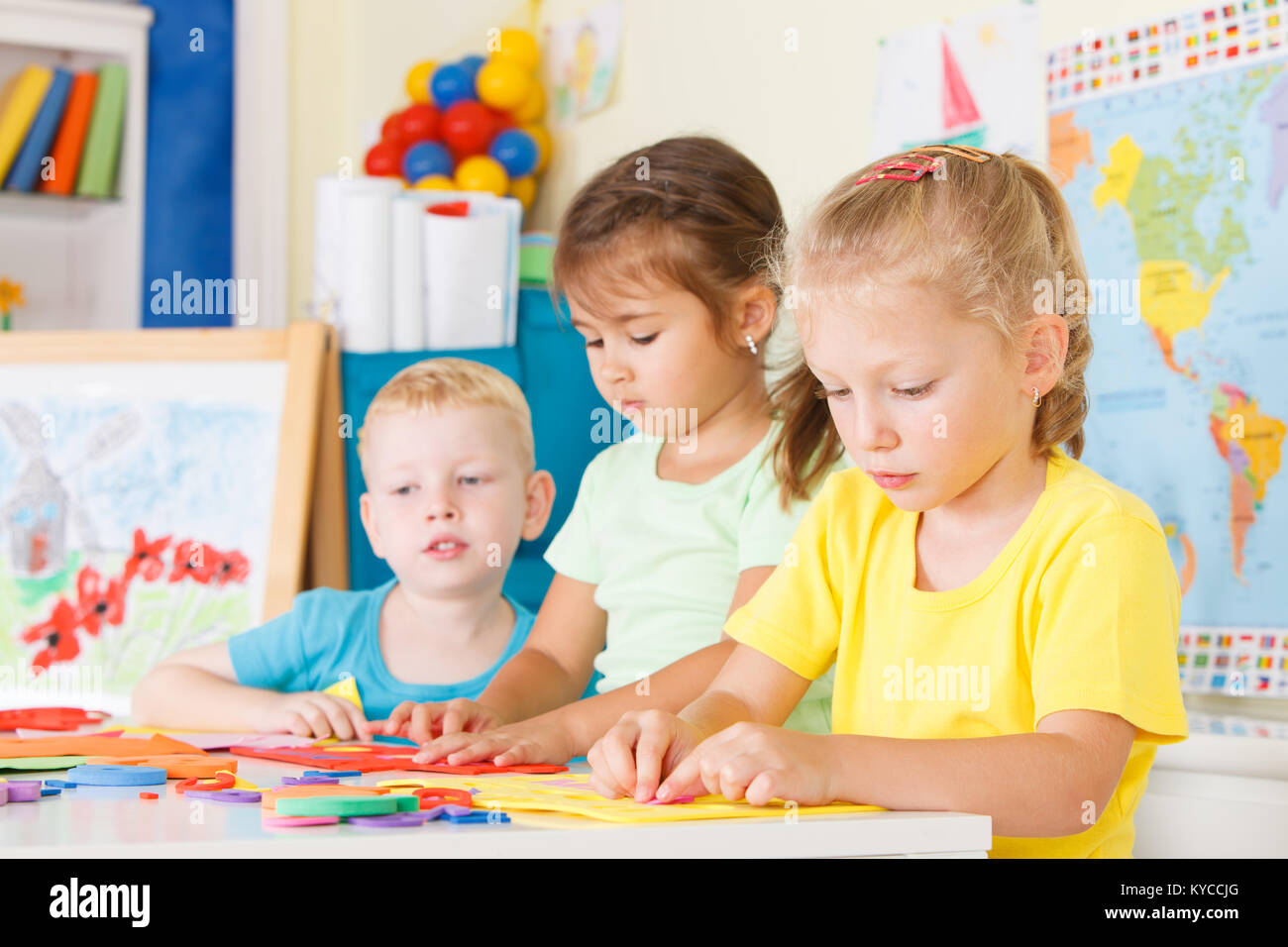 Pre school children playing table hi-res stock photography and images ...