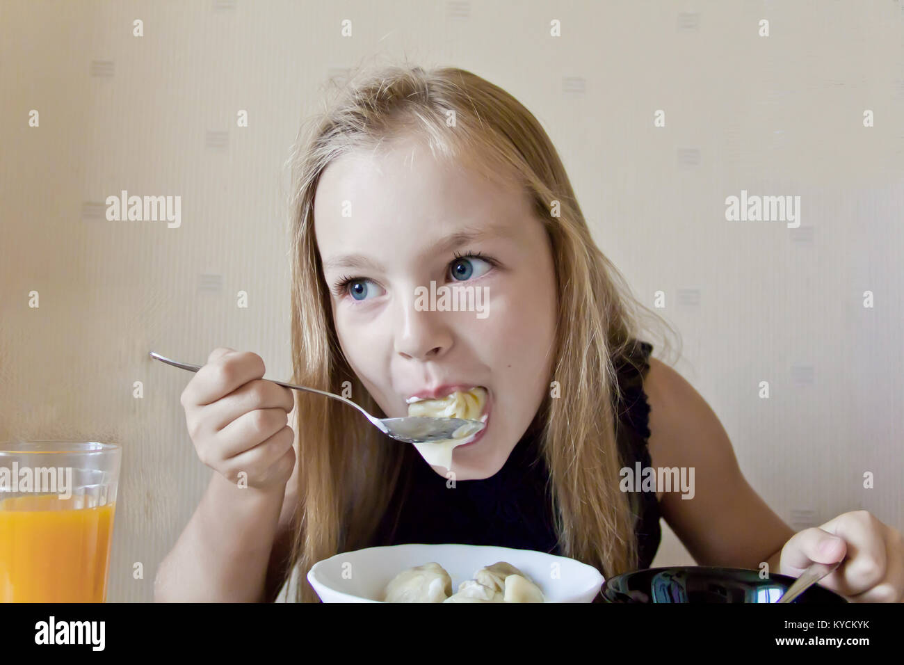 Photo of eating cute girl with blond hair Stock Photo - Alamy