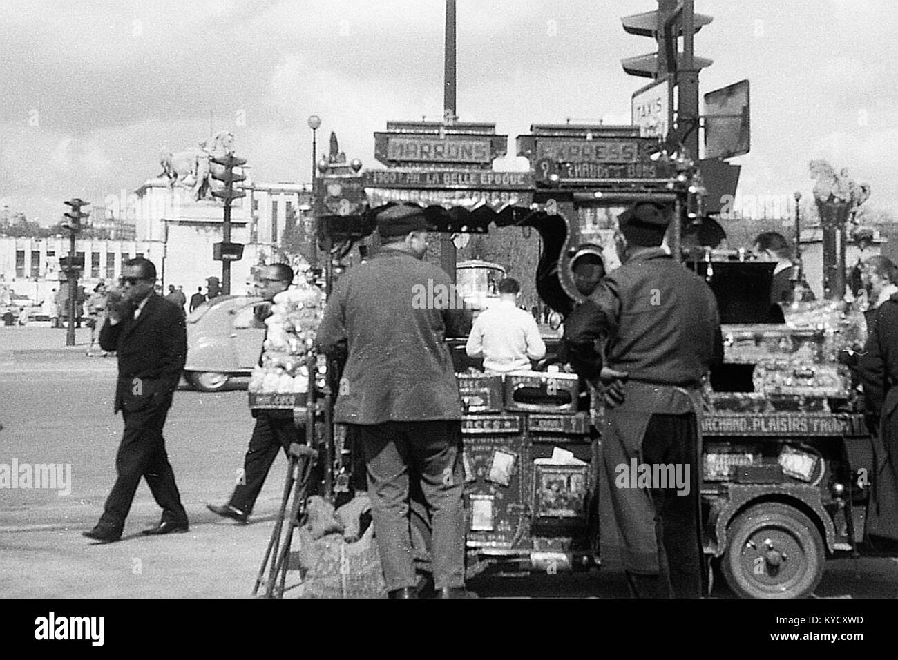 Street vendors paris Black and White Stock Photos & Images - Alamy