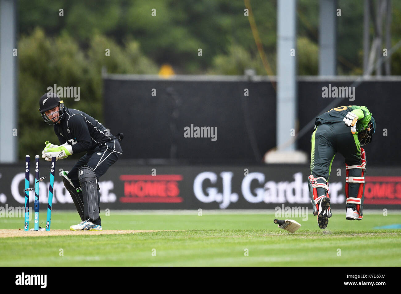 Wicket keeper tom latham hi-res stock photography and images - Alamy