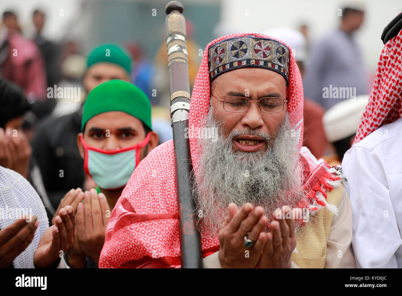 Dhaka, Bangladesh. 14th Jan, 2018. Bangladeshi Muslim devotees prays on ...