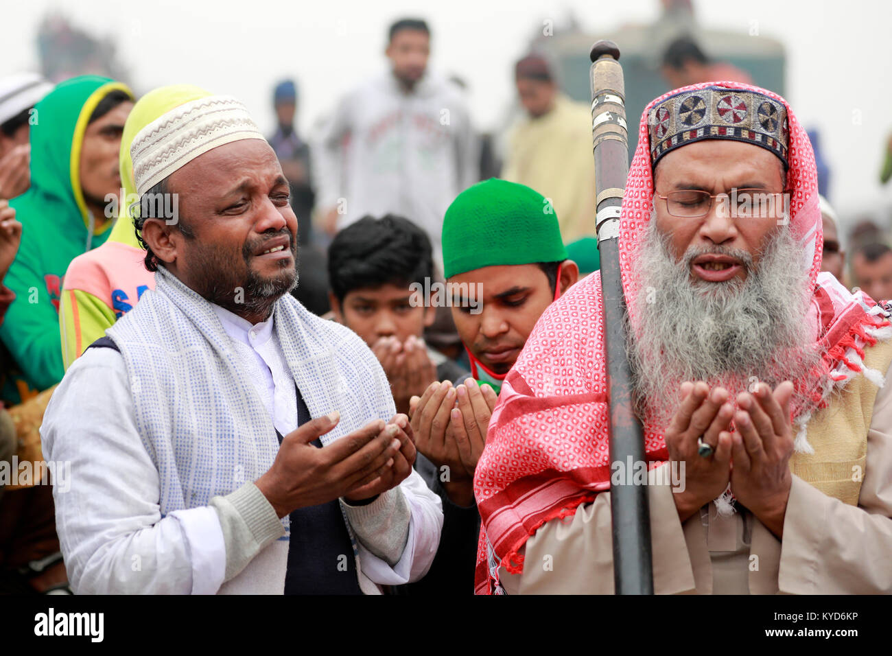 Dhaka, Bangladesh. 14th Jan, 2018. Bangladeshi Muslim devotees prays on ...