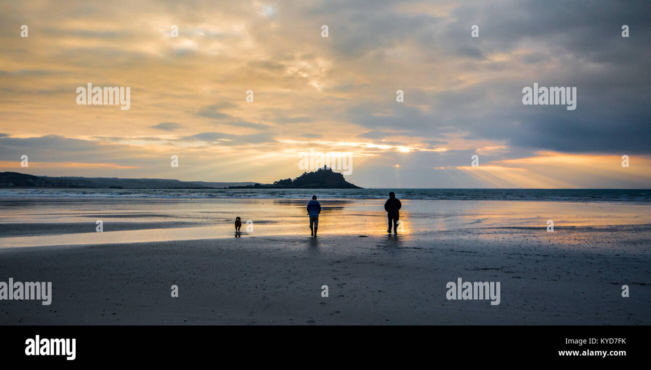 2018 uk weather sunrise beach longrock hi-res stock photography and ...