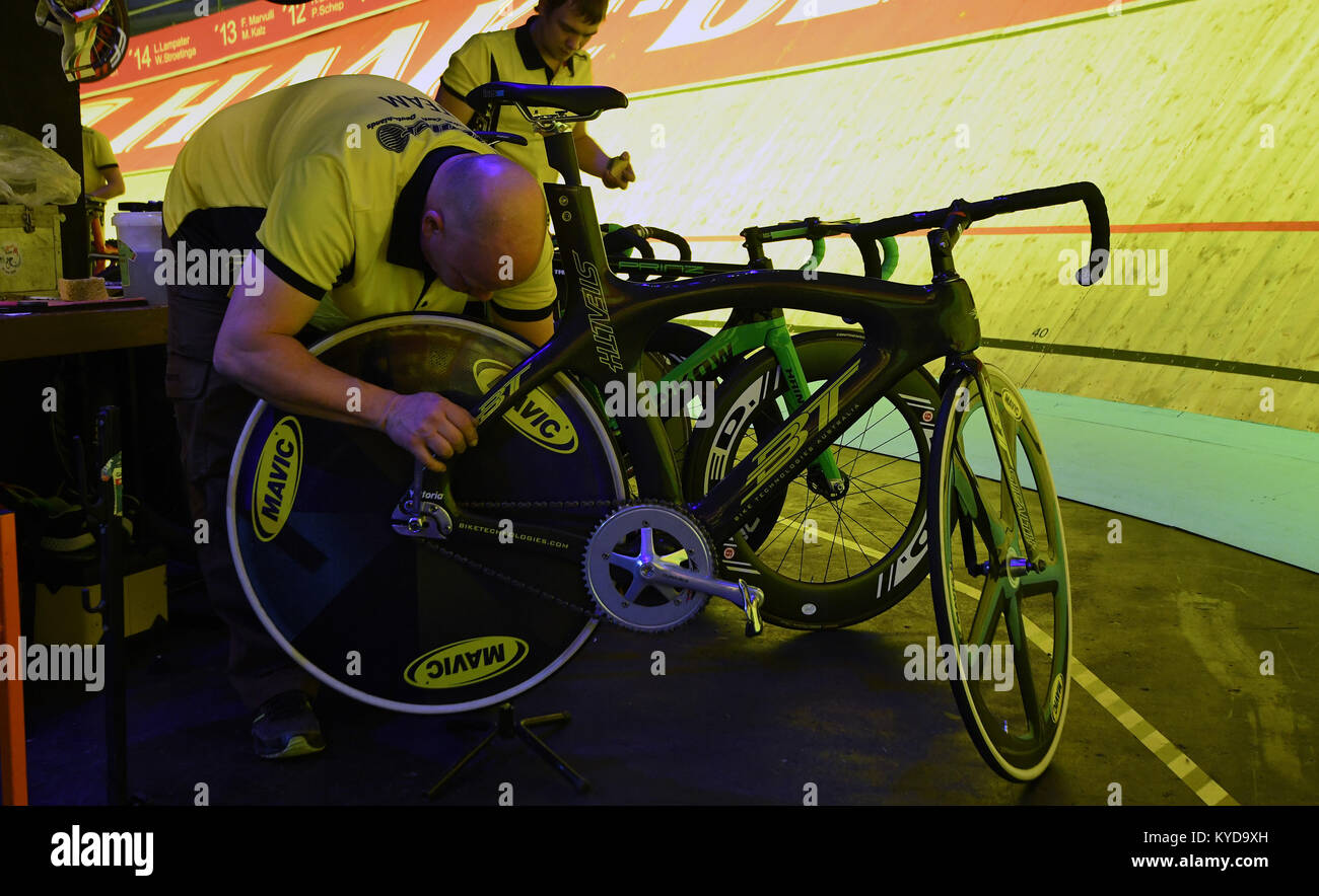 Bremen, Germany. 14th Jan, 2018. A mechanic works during the 54th Six ...