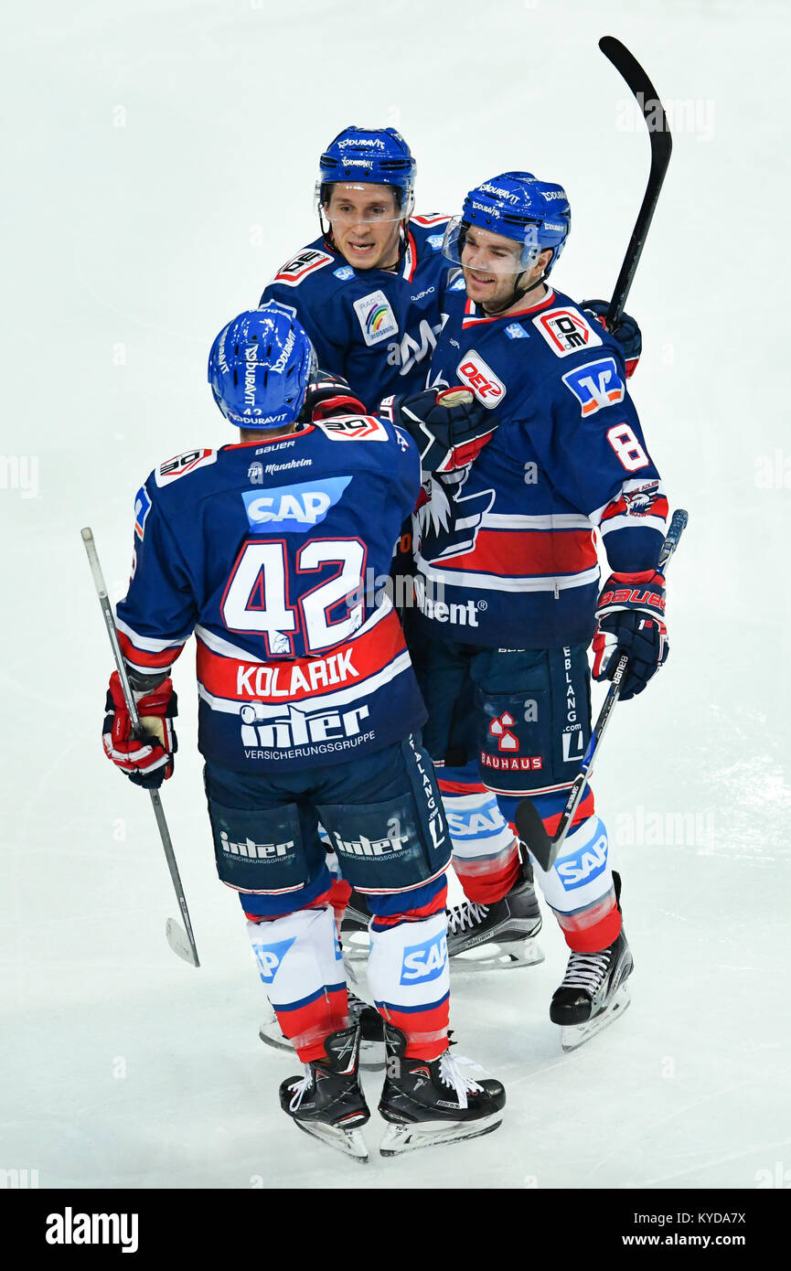 Mannheim, Germany. 14th Jan, 2018. Mannheim's David Wold (L-R ...