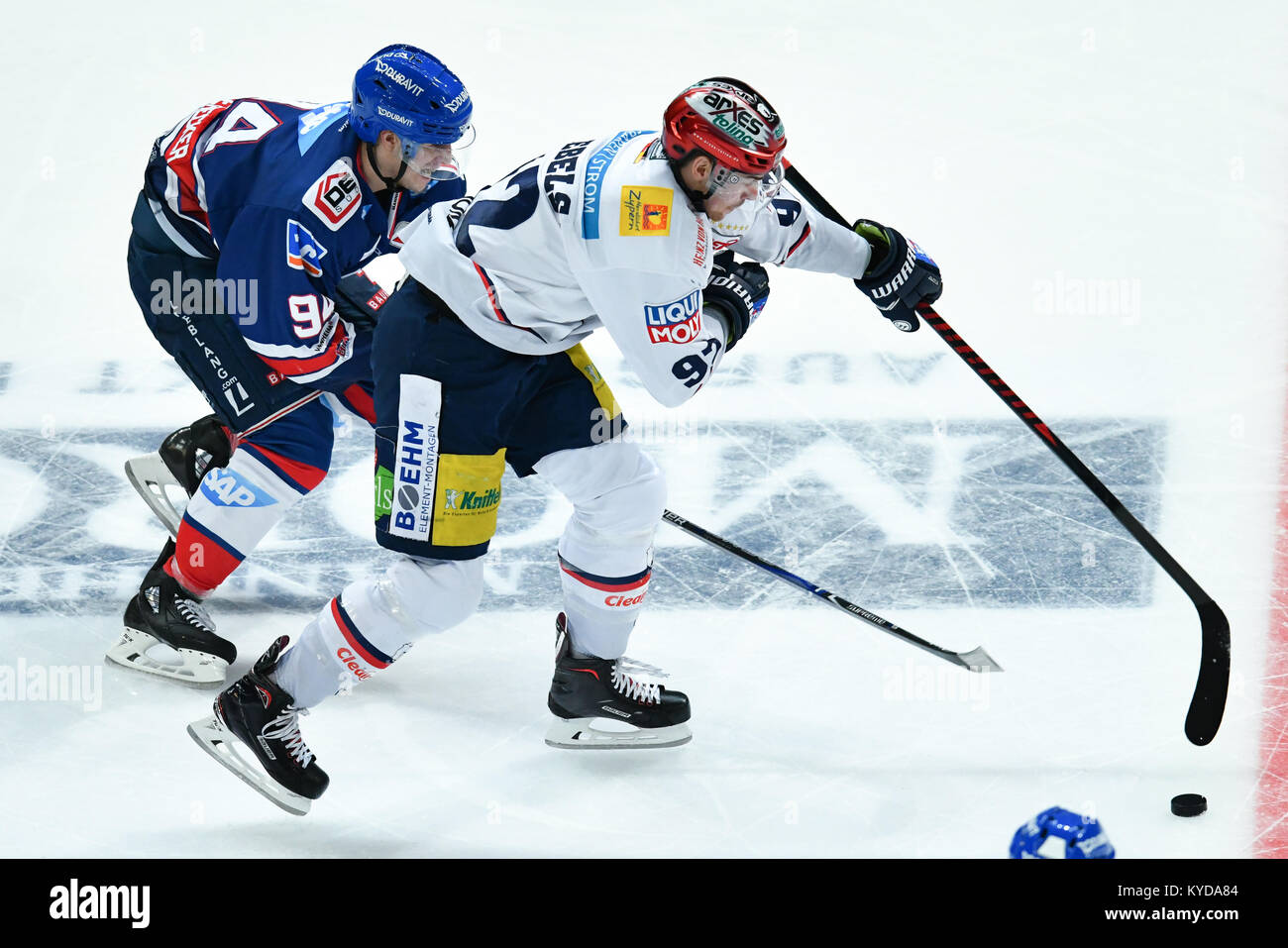 Mannheim, Germany. 14th Jan, 2018. Mannheim's Phil Hungerecker (L) and ...