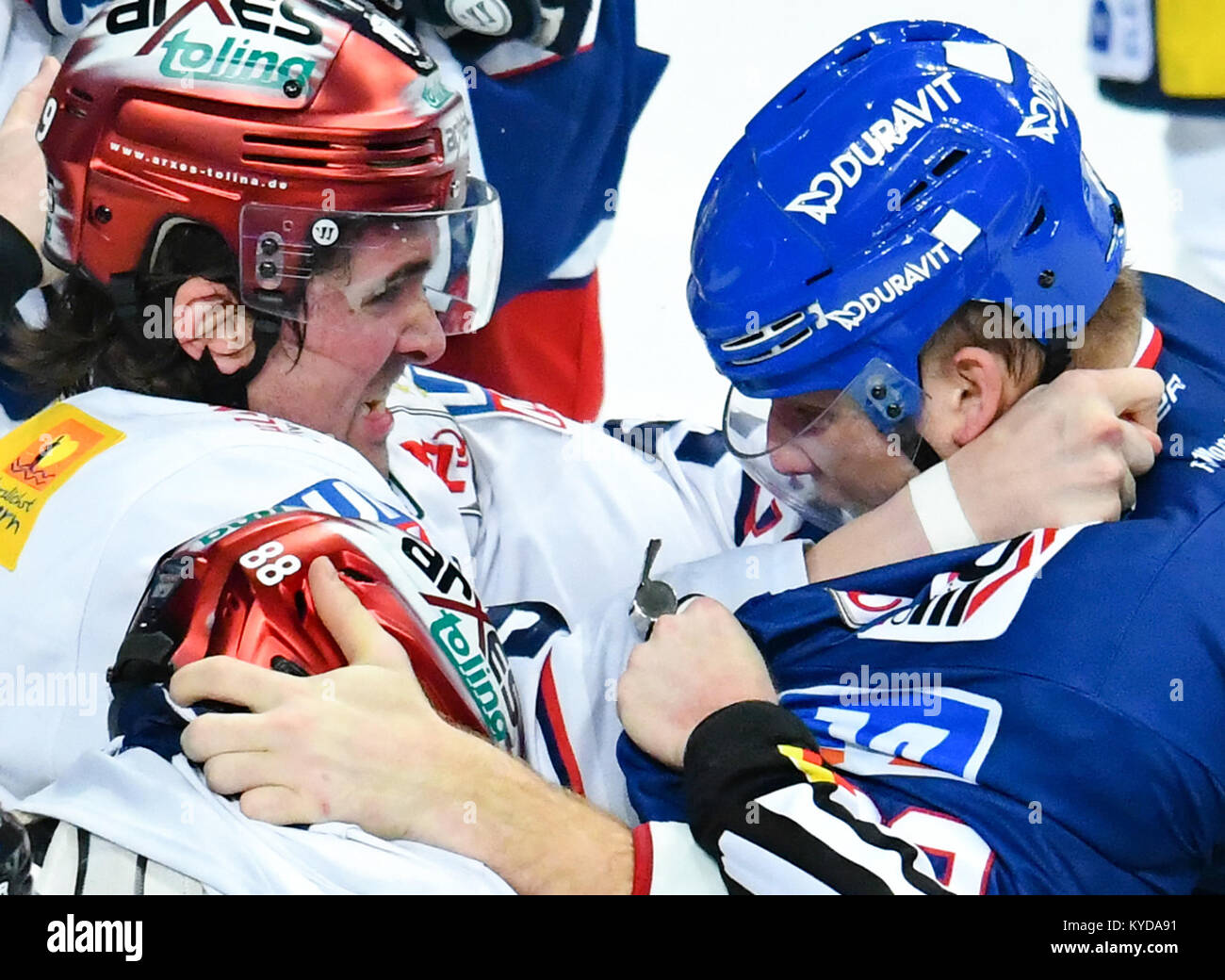 Mannheim, Germany. 14th Jan, 2018. A referee interferes during a fight between Mannheim's David ...