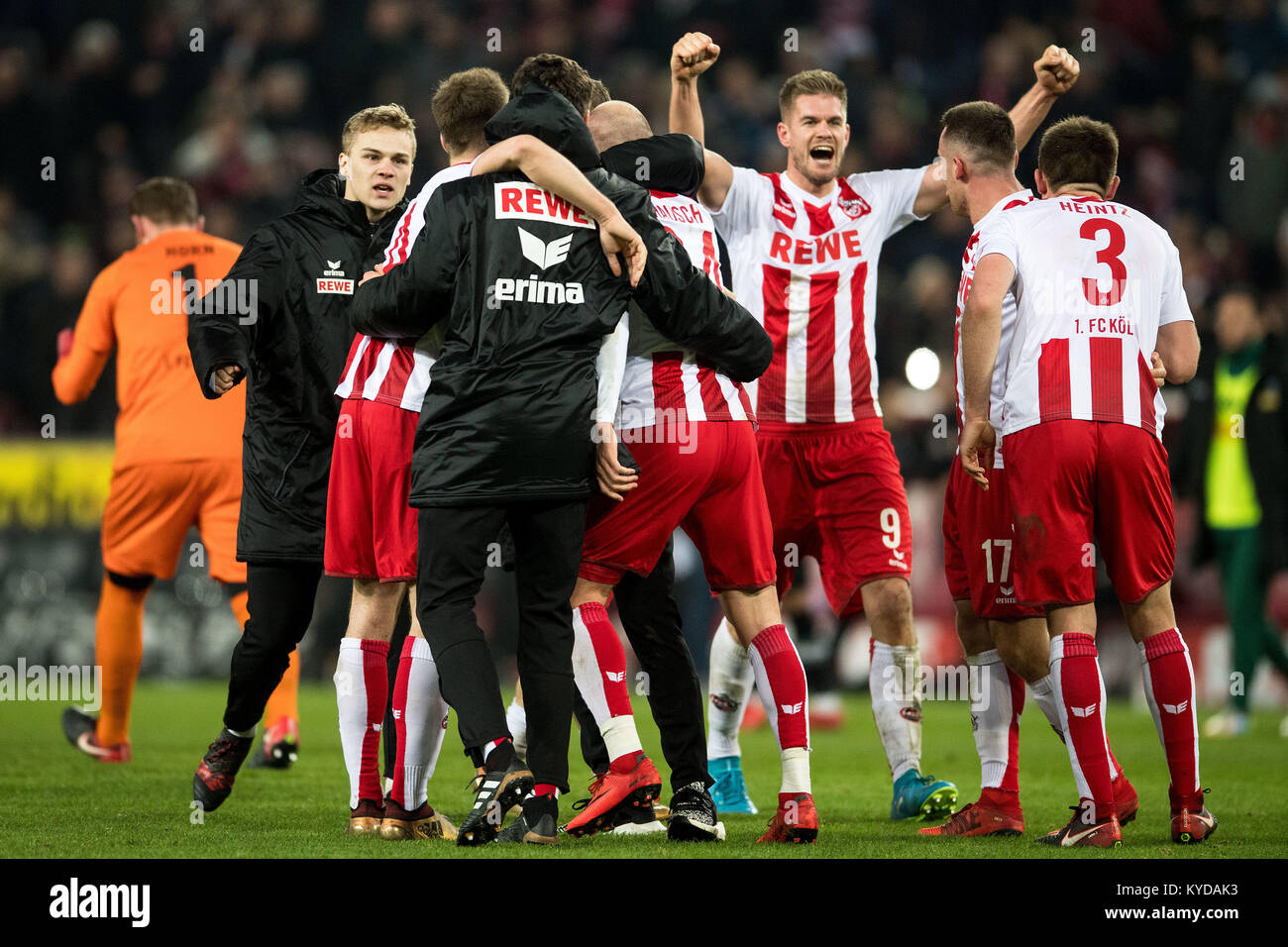 The Cologne players around Simon Terodde (3.f.r.) celebrate after the ...
