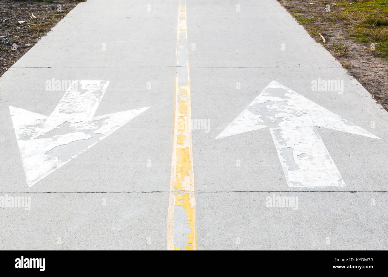 Arrows pointing in opposite directions hi-res stock photography and ...