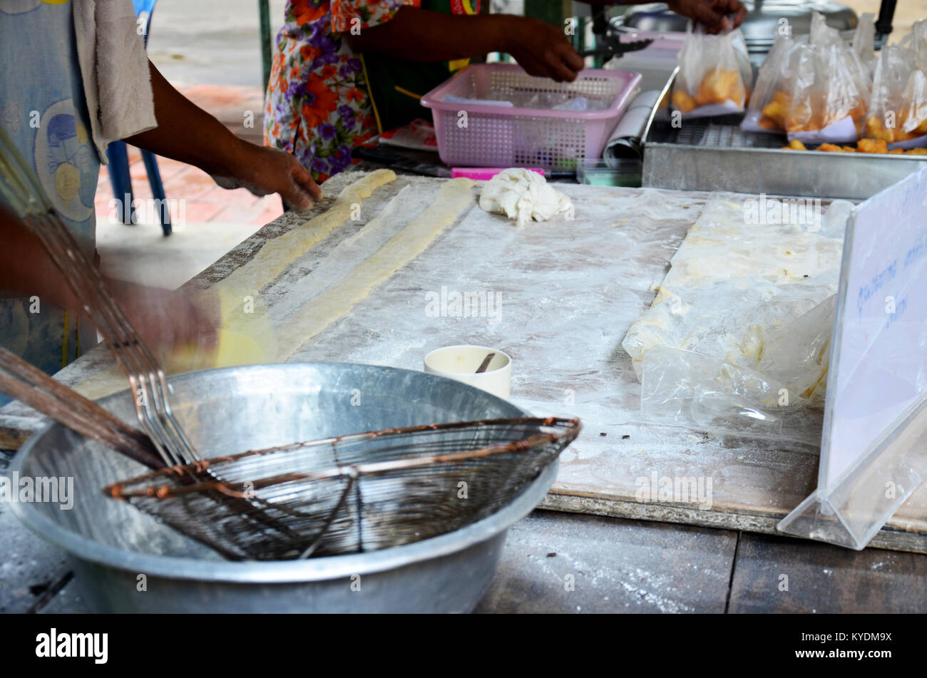 Thai people cooking deep-fried doughstick or Youtiao in market at ...