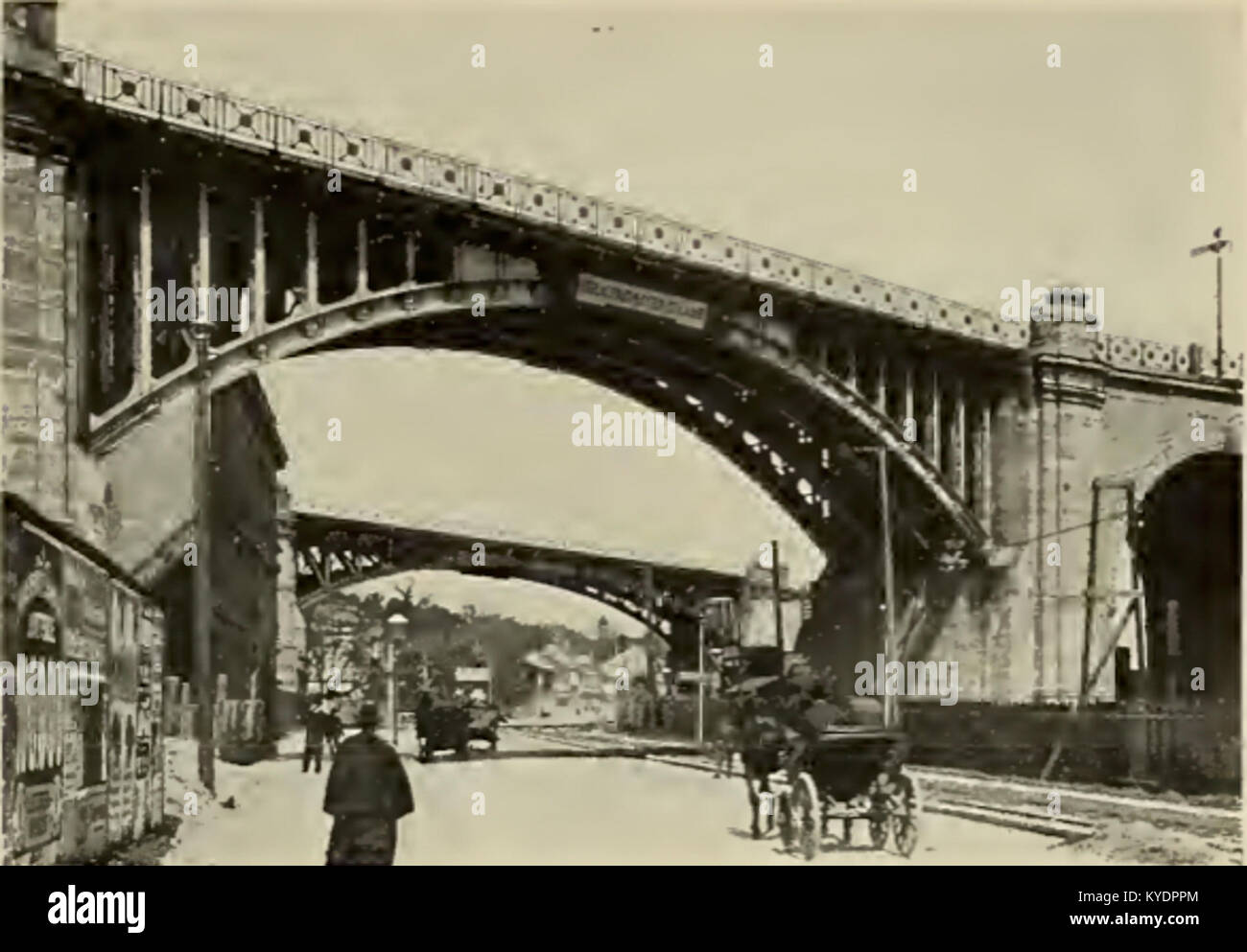 This title describes a bridge over Heiligenstädterstraße, connecting to ...