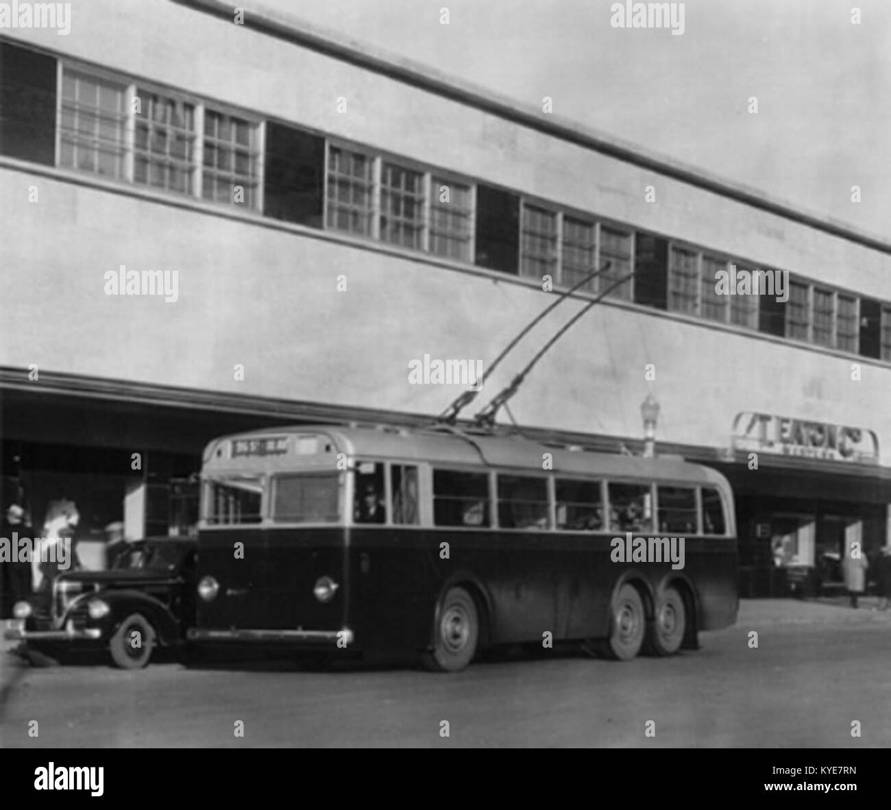 Trolley bus at Eaton's 1940 Stock Photo - Alamy