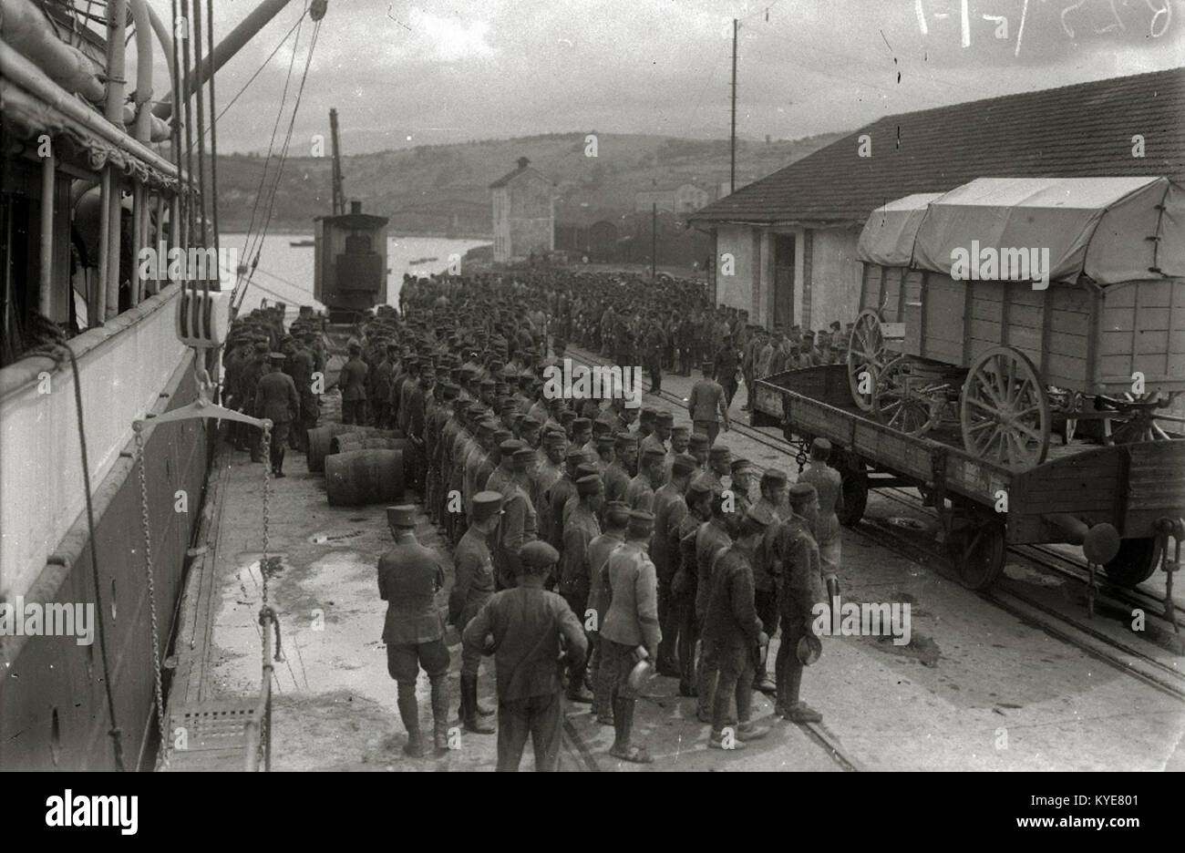 Embarking soldiers hi-res stock photography and images - Alamy