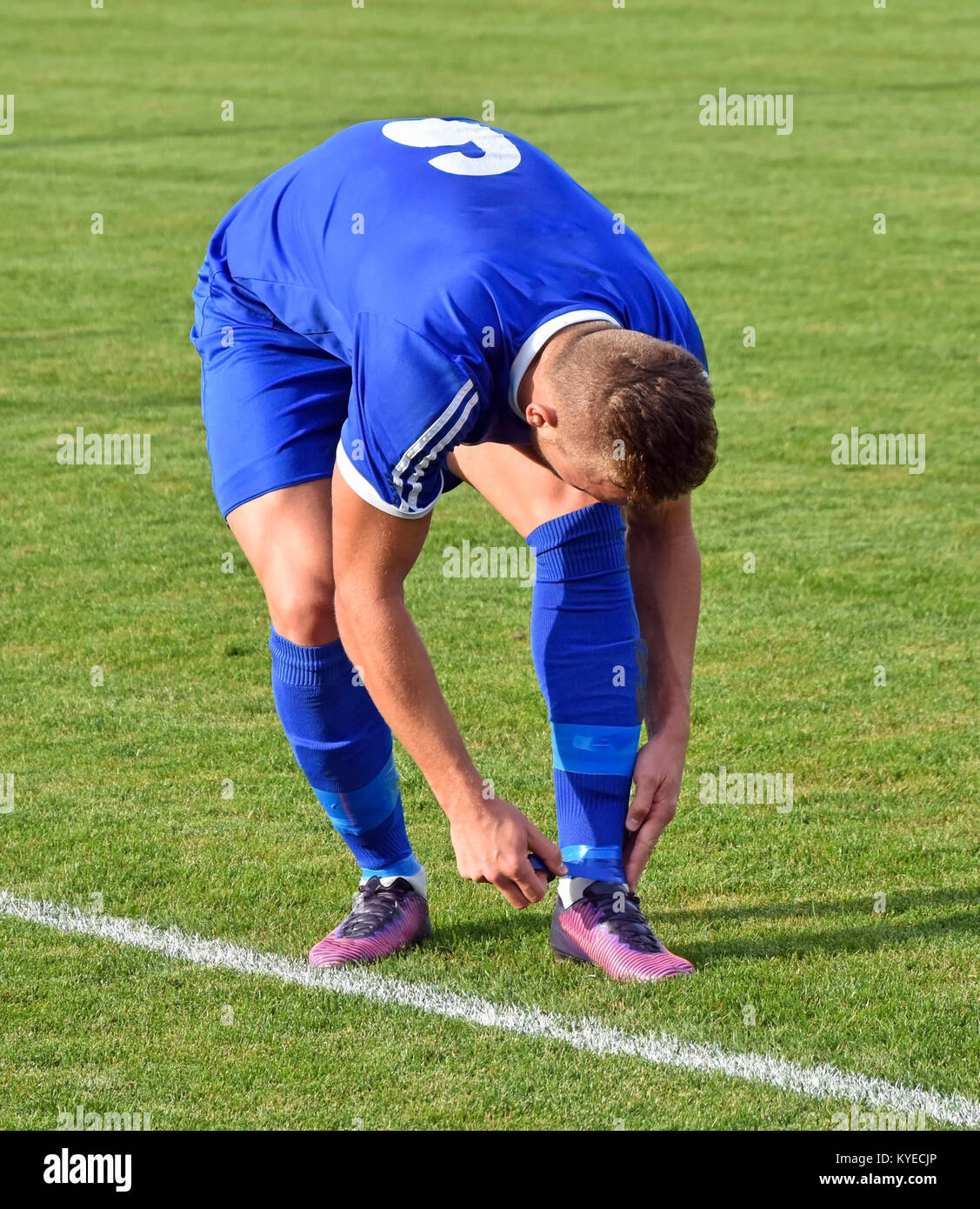 Soccer player wraps his shoes Stock Photo - Alamy