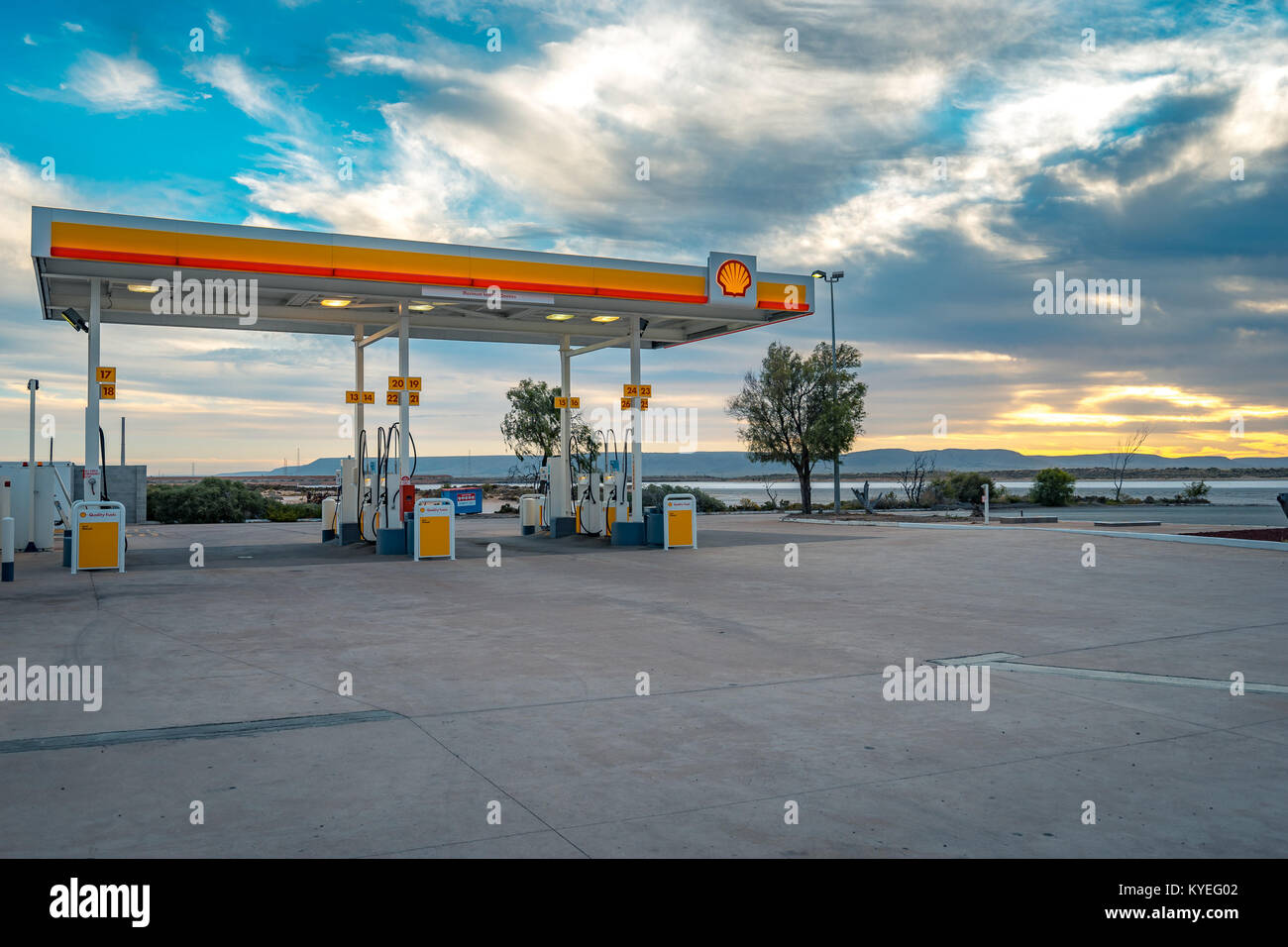 Shell petrol station hi-res stock photography and images - Alamy