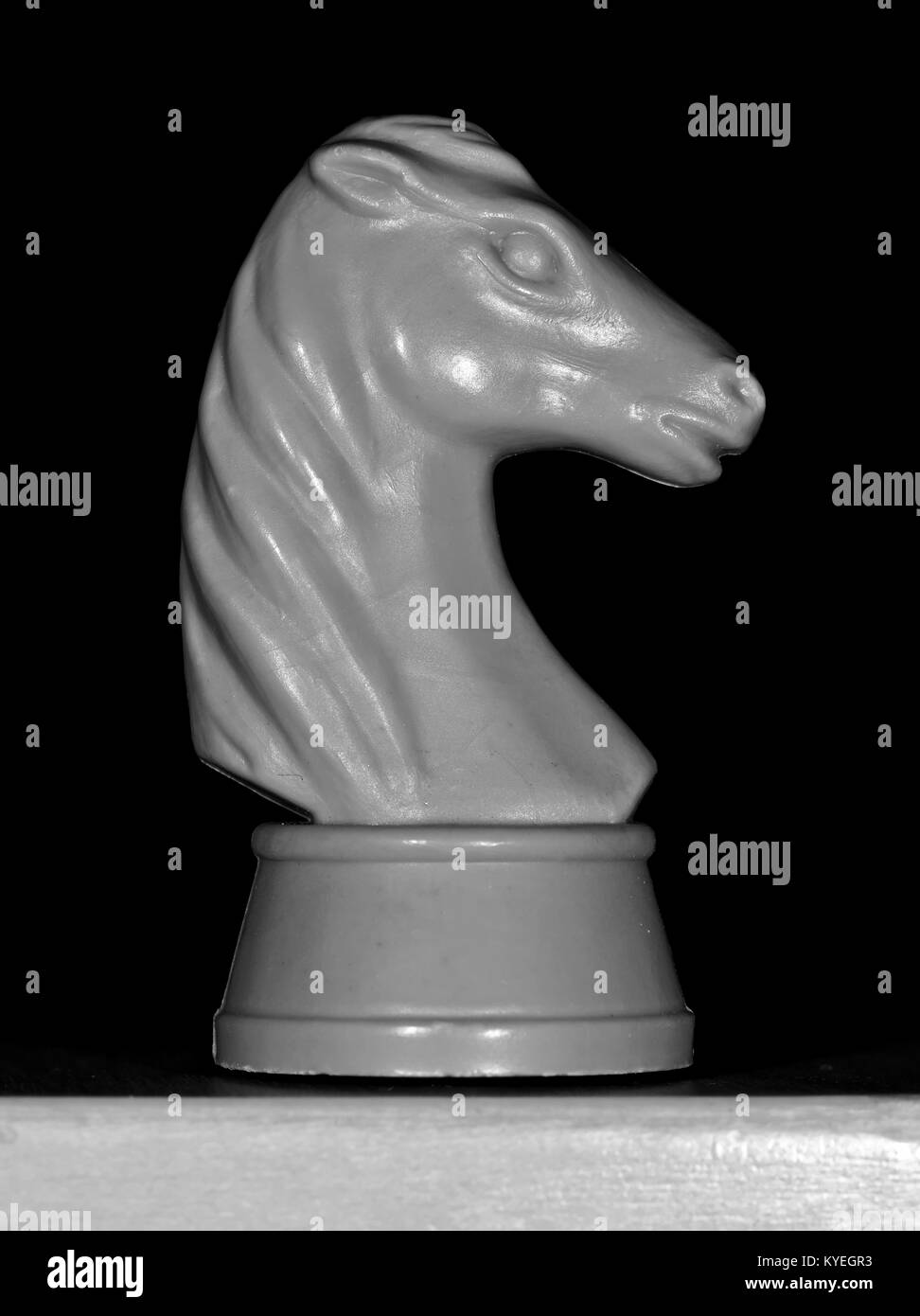 White knight chess piece hi-res stock photography and images - Alamy