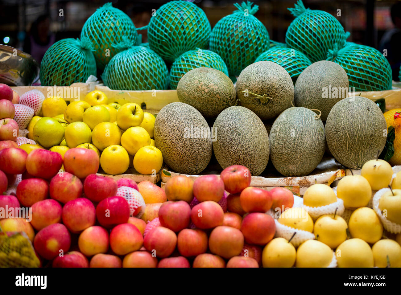 Fresh fruits in Chinese market Stock Photo - Alamy