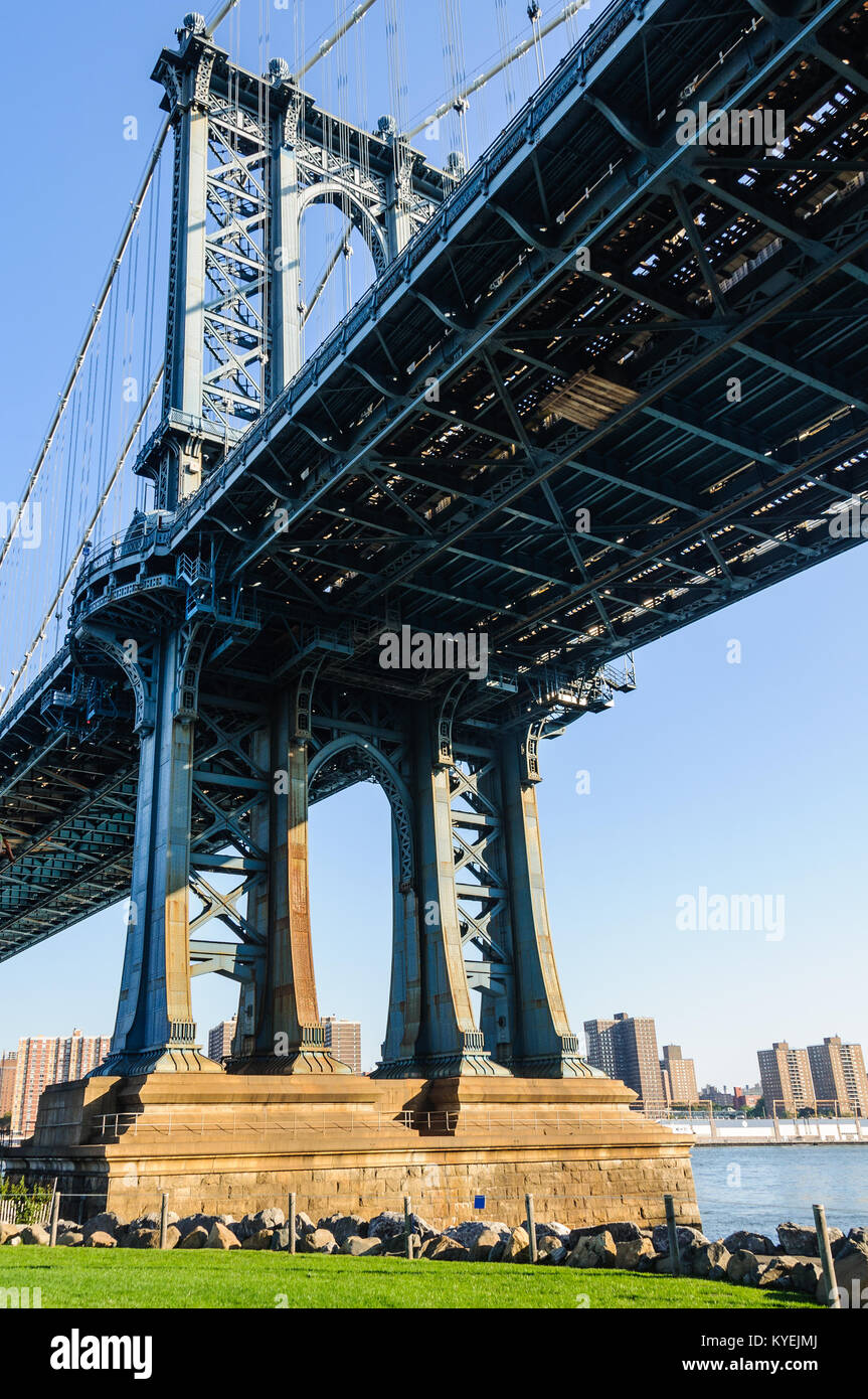 New york bridge from below hi-res stock photography and images - Alamy