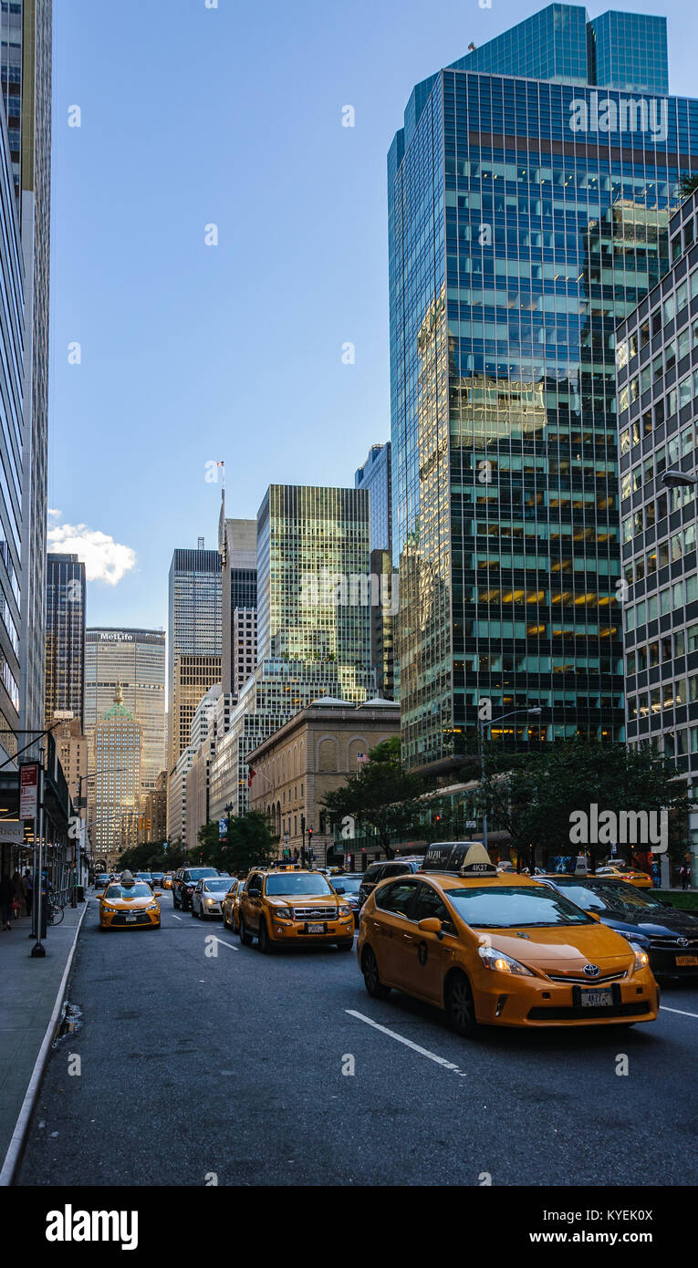 Avenue between modern skyscrapers hi-res stock photography and images ...