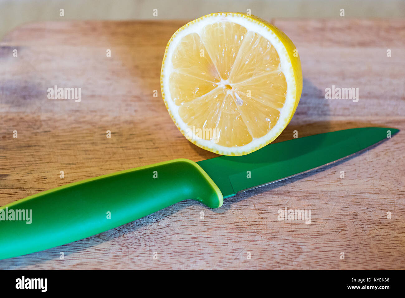 Lemon and knife hi-res stock photography and images - Alamy