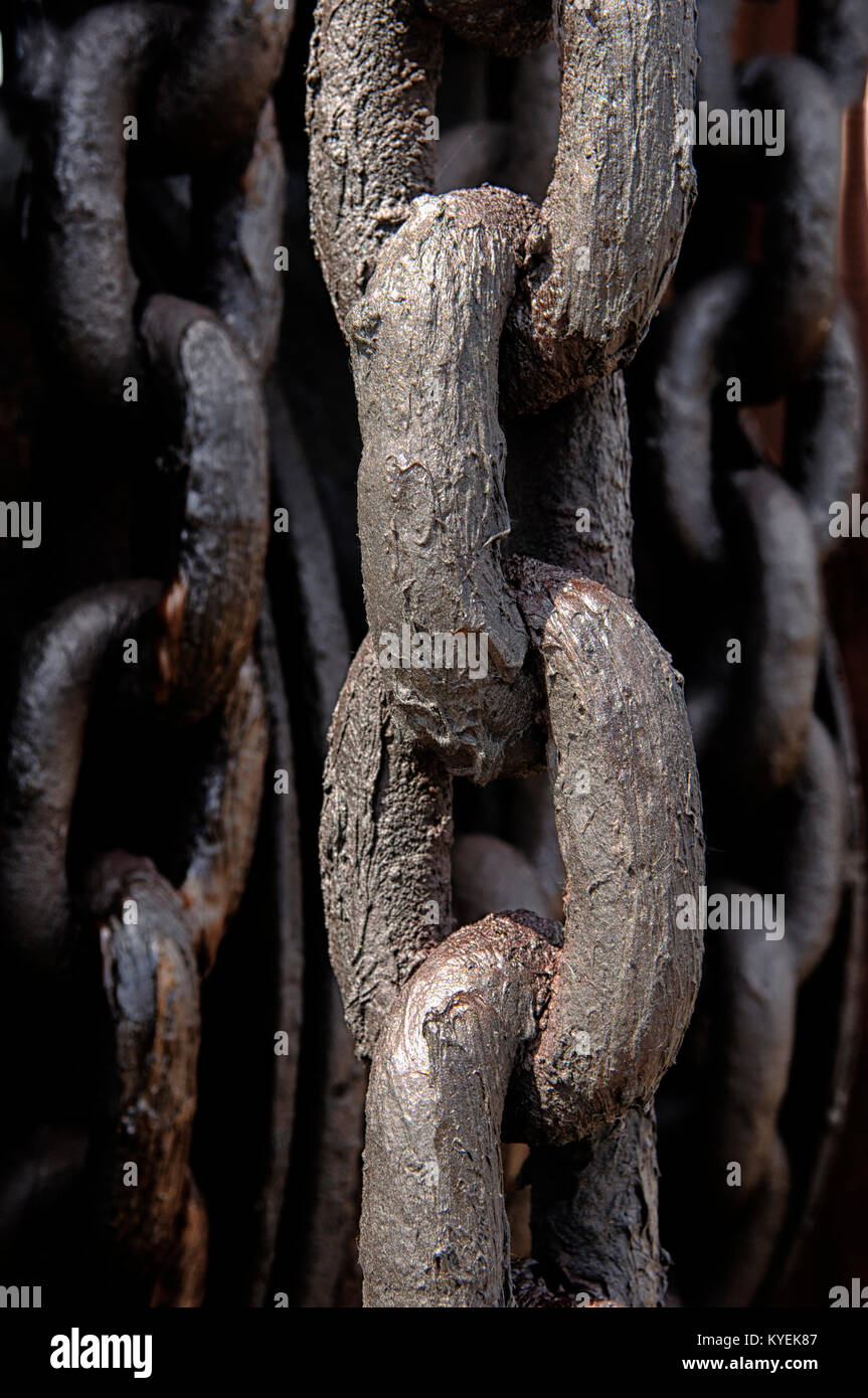 Large chain links hi-res stock photography and images - Alamy