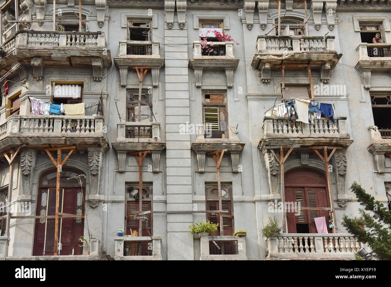 Cuba decay apartment hi-res stock photography and images - Alamy