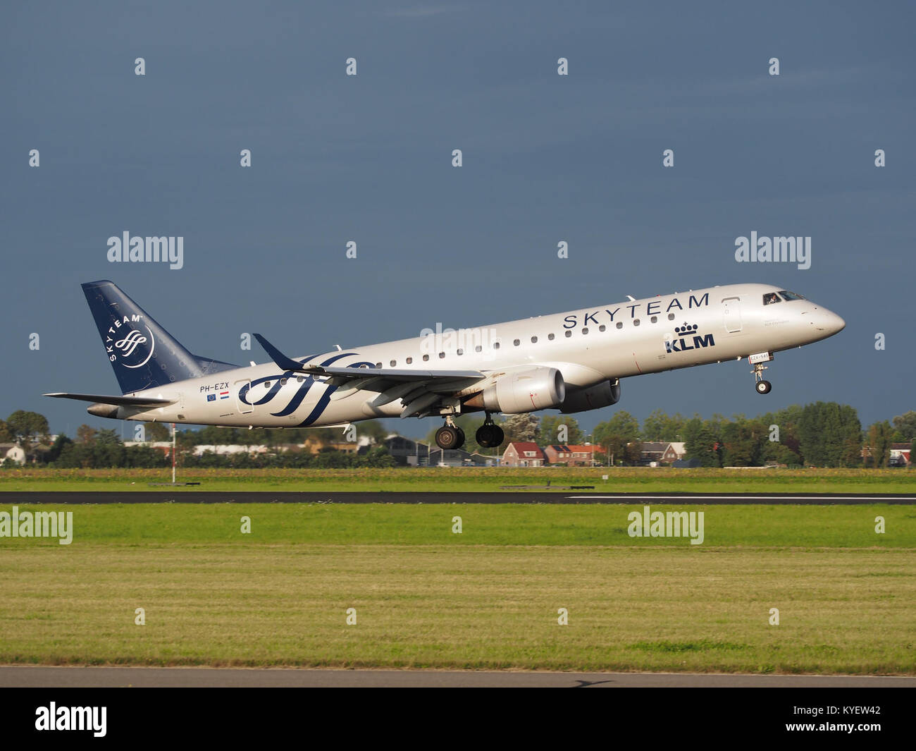 A photograph of a KLM Cityhopper Embraer ERJ-190STD (ERJ-190-100 ...