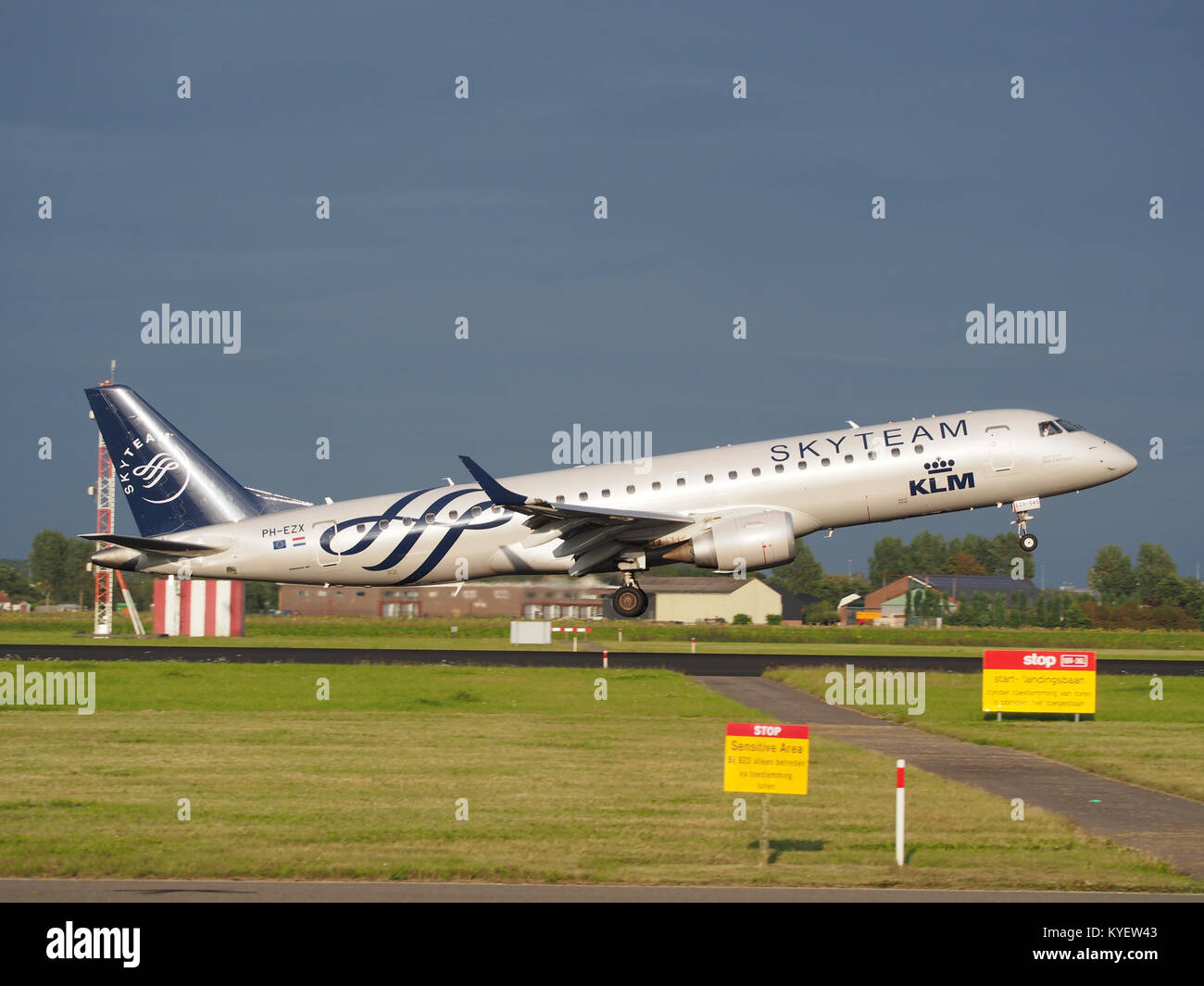 A photograph of PH-EZX, a KLM Cityhopper Embraer ERJ-190STD (ERJ-190 ...